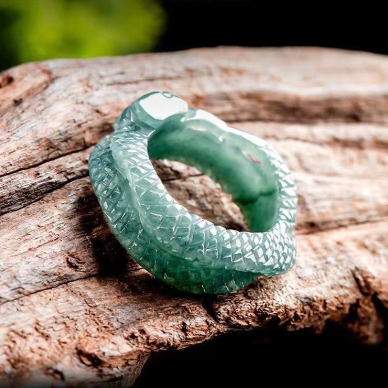Anillo de jade de grado A con serpiente tallada para hombre