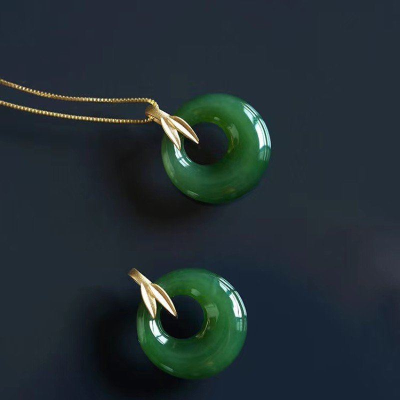 Colgante de anillo de jade natural con cadena de hojas de bambú