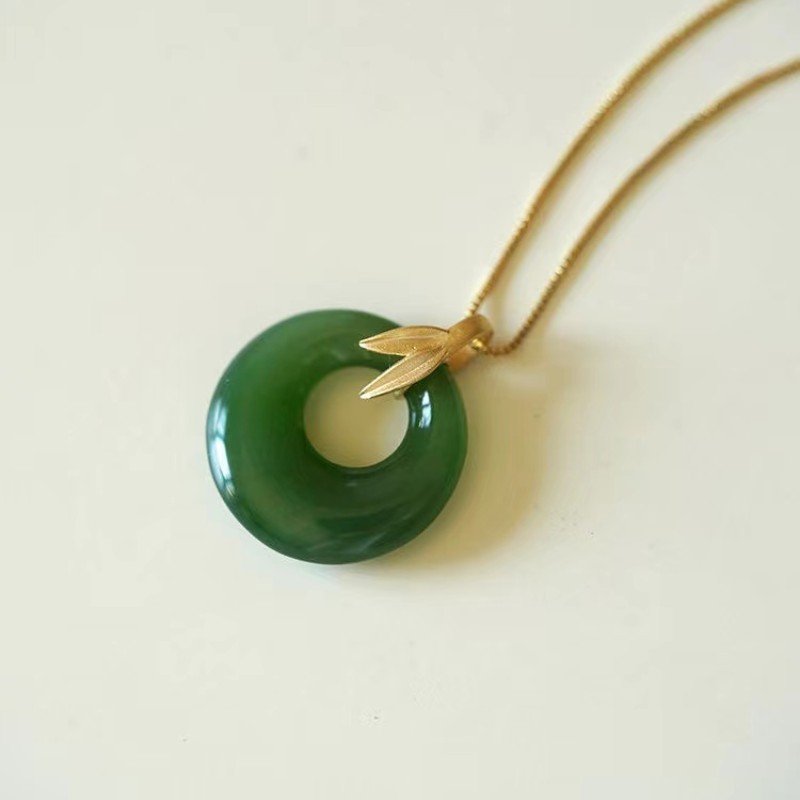 Colgante de anillo de jade natural con cadena de hojas de bambú