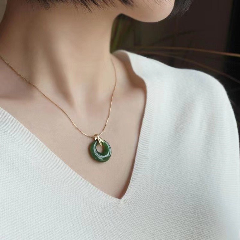 Colgante de anillo de jade natural con cadena de hojas de bambú