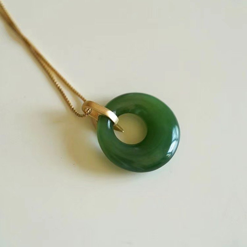 Colgante de anillo de jade natural con cadena de hojas de bambú